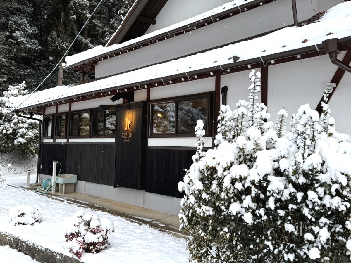 雪の中で映える古民家の風情 : 自然素材の新築・リフォーム ｜ KIZUKI planning 株式会社